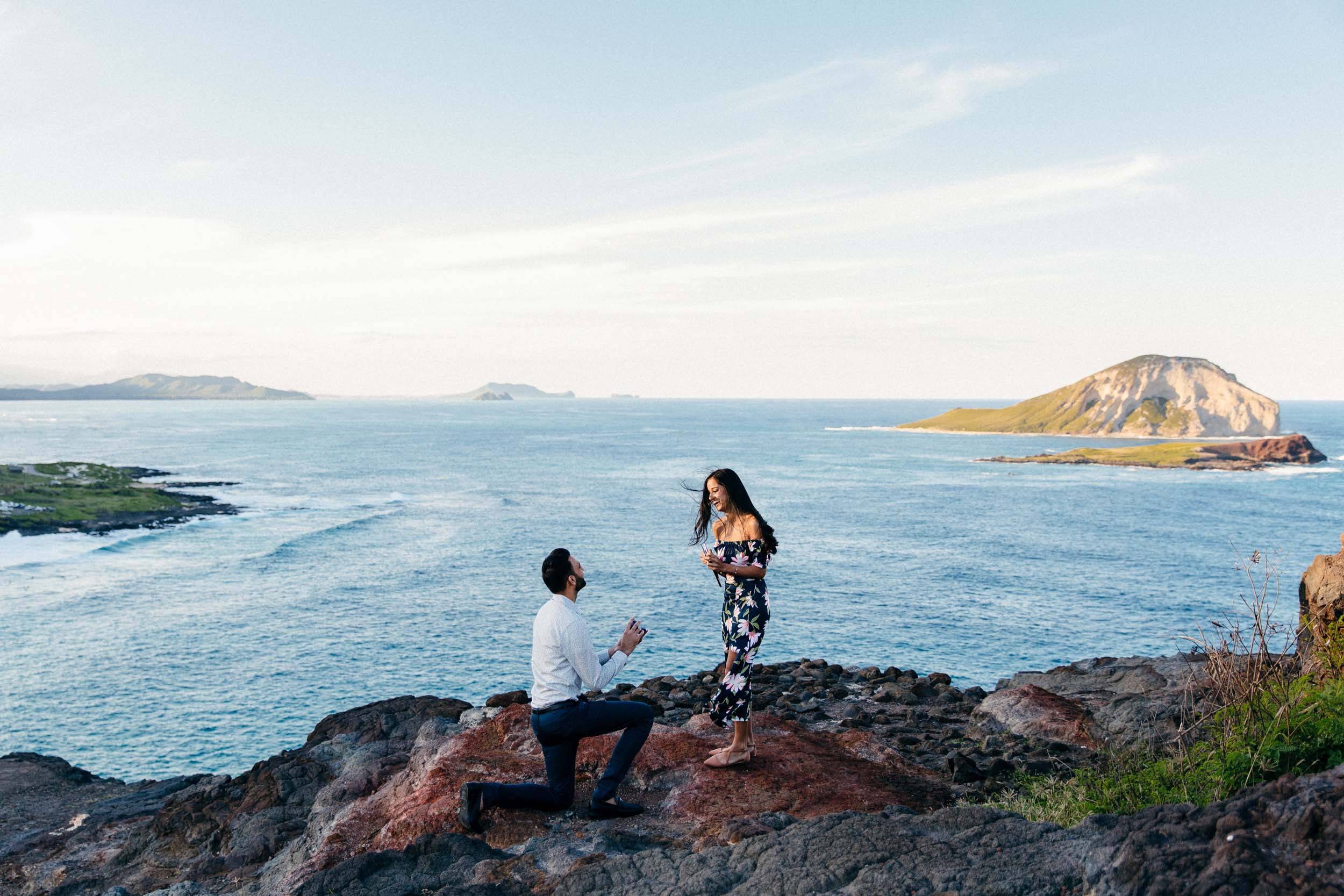 A Dreamy Honolulu Proposal Overlooking the Coast | Flytographer